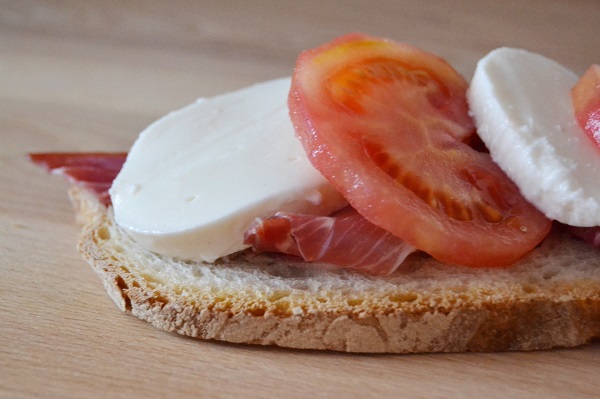 Tostadas de jamón, tomate y mozzarella - En Mil Batallas