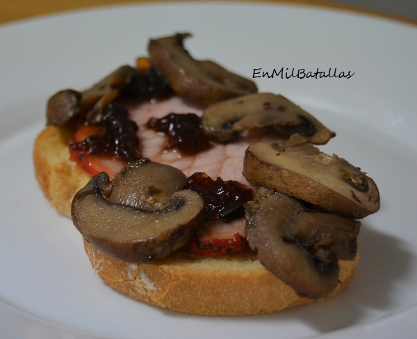 Tostadas de lomo adobado con champiñones portobello - En Mil Batallas